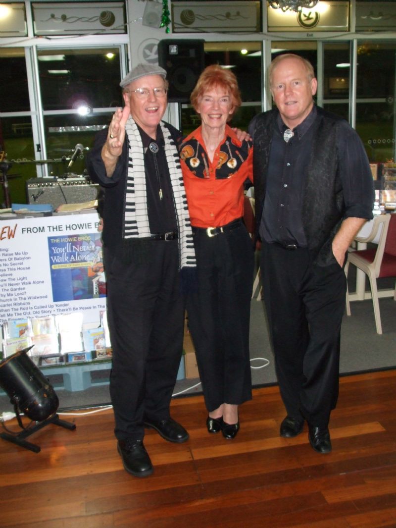 Lesley with the Howie Brothers - Dancing Queen's Photos - Banjo Hangout